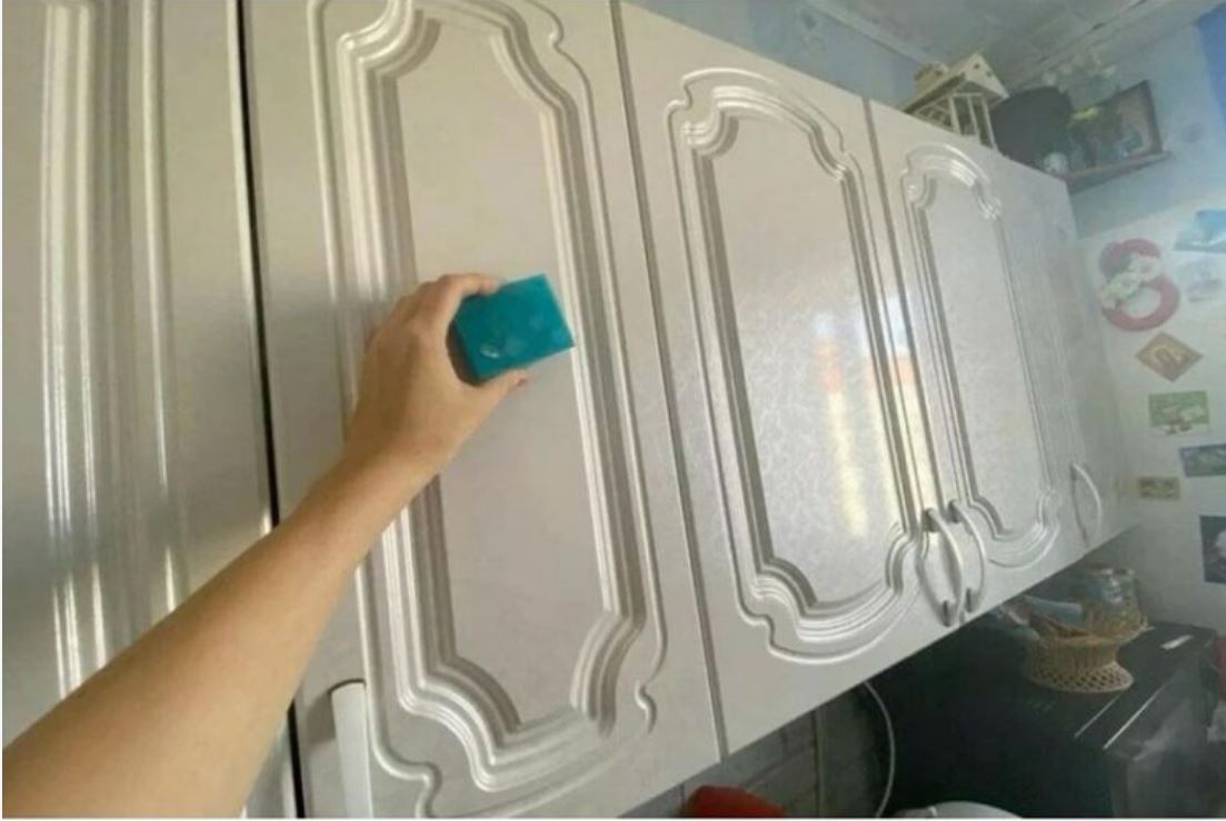 Ljepljiva MAST i nečistoće odmah nestaju. Kuhinjski ormarići ponovo ...